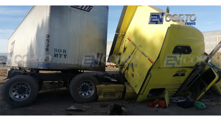 Chofer de tráiler se quedó dormido y choca; derribó dos postes de luz ...