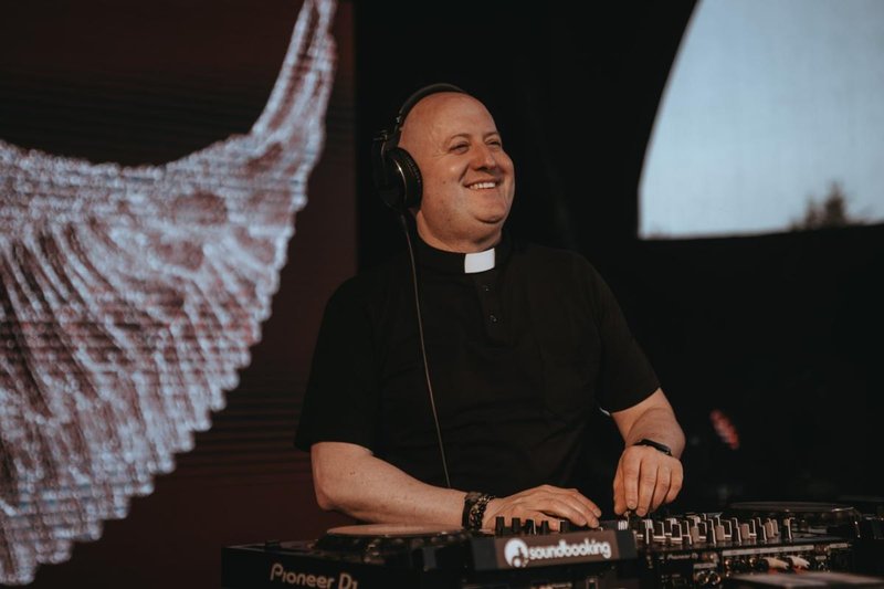 PADRE GUILHERME, EL CURA DJ QUE REVOLUCIONÓ LA JORNADA MUNDIAL DE LA ...