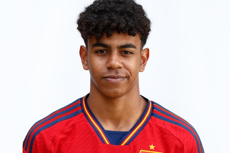 ESPAÑA CONVOCA A LAMINE YAMAL DE 16 AÑOS; PODRÍA HACER HISTORIA ...