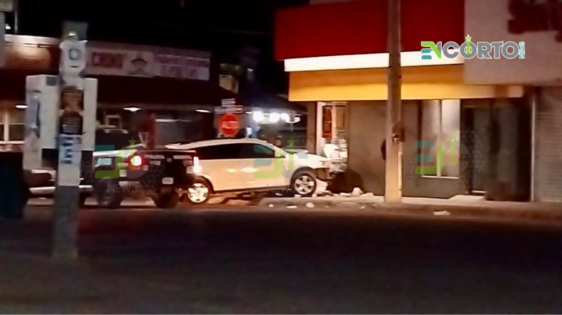 OTRA MÁS DE OXXOs FUE DURANTE LA MADRUGADA DONDE IMPACTA AUTO vs OXXO ...